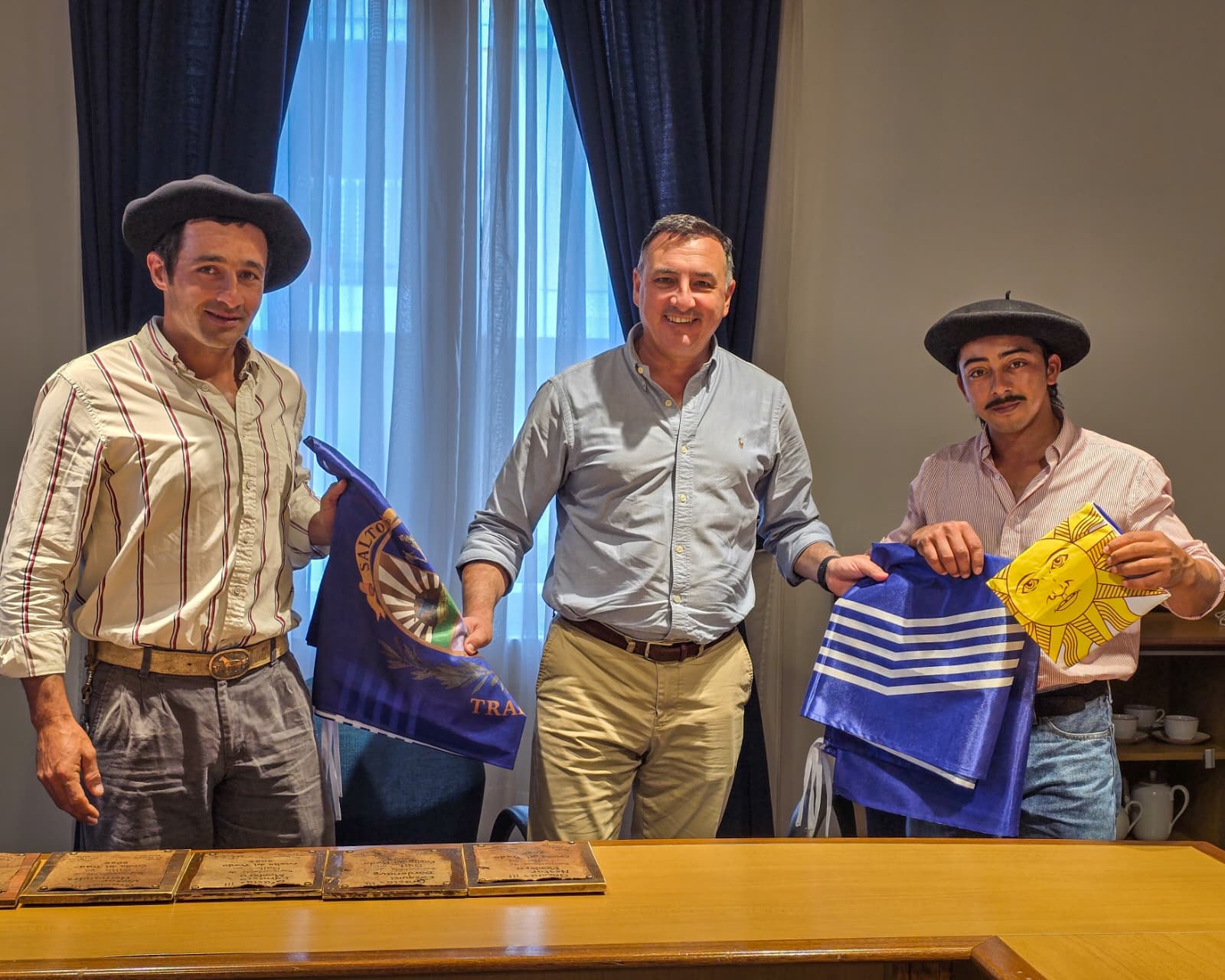 El intendente Carlos Albisu reconoció a jinetes que representarán a ...